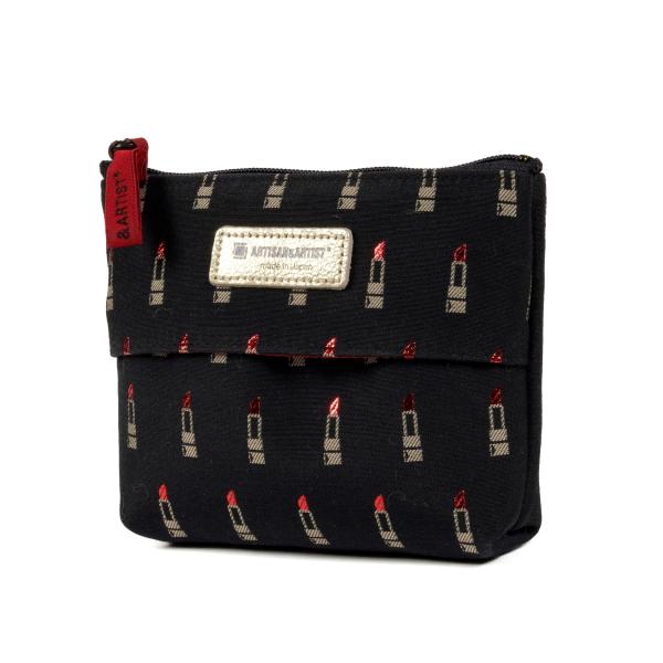 ブラックカラーの上に輝く、メタリックなラメ糸で織られた真紅のリップスティックとパイピングのゴールドカラーのアクセントが大人可愛いデザインです。ポーチの外側にティッシュケースが付いた、ユニークで便利なデザインのポーチ。バッグに収納するのに困り...