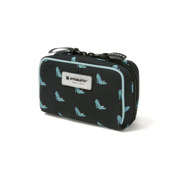 ミッドナイトネイビーのベースに、ガラスの靴を思わせるようなブルーのハイヒールをジャカード織りで美しく表現しました。小さめのバッグにも収まる646型は、コスメ収納以外にもマルチに使用可能。機能的で使いやすい化粧ポーチになりました。ギフトにも喜...