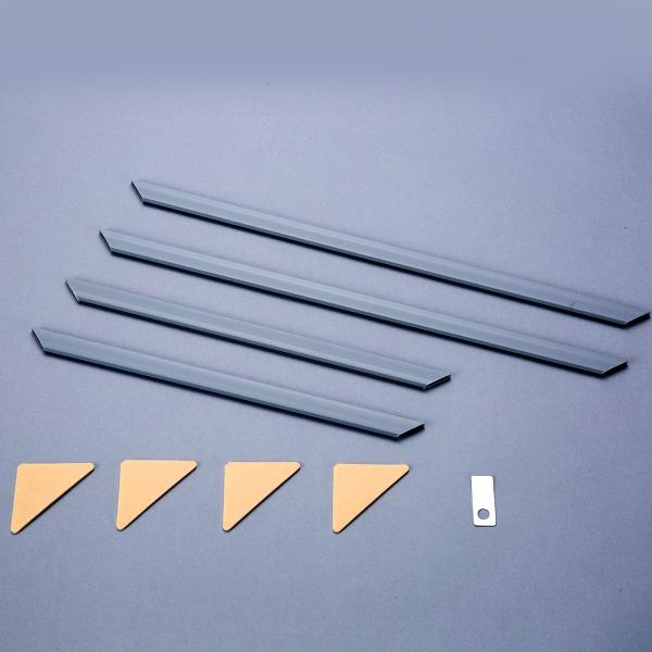 260×360mm用組立サイズ：約267×367mm縁幅：14mm材質：グレー色塩ビ付属品：コーナー補強用糊付き三角パット4枚、ステンレス製吊下げ金具1枚スクラッチボード260×360mm専用の簡易額縁で、厚さは1mmまで入ります。作品をフ...