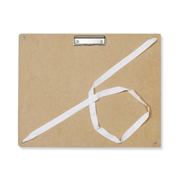 サイズ：430×340×4.75mm重量：645gMDF製、吊りひも(110cm・ポリエステル製)付きクリップで簡単に作品を固定することができます。小タイプは画用紙八つ切サイズの作品まで対応しております。丈夫なＭＤＦ製、シンプルな廉価版の画...