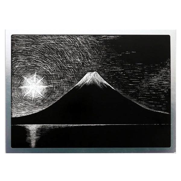 サイズ：約194×269mm(約B5判)スクラッチ可能サイズ：約179×253mmカッター使用を推奨下地にゴールドやシルバーが敷いてあり、スクラッチすると華やかな金銀色が出るスクラッチボードです。印刷面が柔らかくニードルなどで軽くスクラッチ...