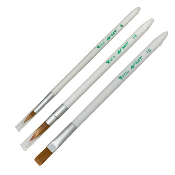 再生PET入りナイロン毛再生ポリスチレン軸丸6号、丸14号、平10号 穂先に一回つけた絵の具で、できるだけたくさん描けるように、水含みのよさを特に考えて作った筆です。穂先はナイロン毛にペットボトルからできる再生PET繊維を混ぜてあり、軸は食...