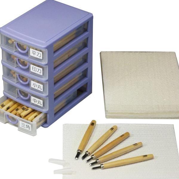 二層鋼製 滑り止めシートA4判20枚5種 各20本組入組内容：平丸刀(間透)7.5mm、印刀7.5mm・丸刀3.0mm・6.0mm、三角刀(70°)3mm 各20本安来鋼二層鋼製、PE製安全キャップ付き整理ケース：幅160×奥行き230×高...