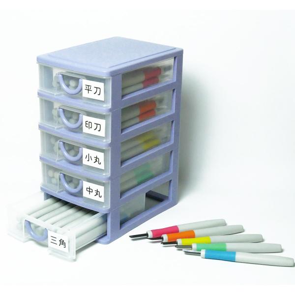 五種類各20本組(100本セット)ケース寸法：幅133×奥行190×高さ255mmケース材質：ポリプロピレン製内容：平刃(間透)7.5mm、印刀7.5mm、丸刀3mm/6mm、三角刀(70°)3mm各20本安全キャップ付き安来鋼二層鋼製柄：...