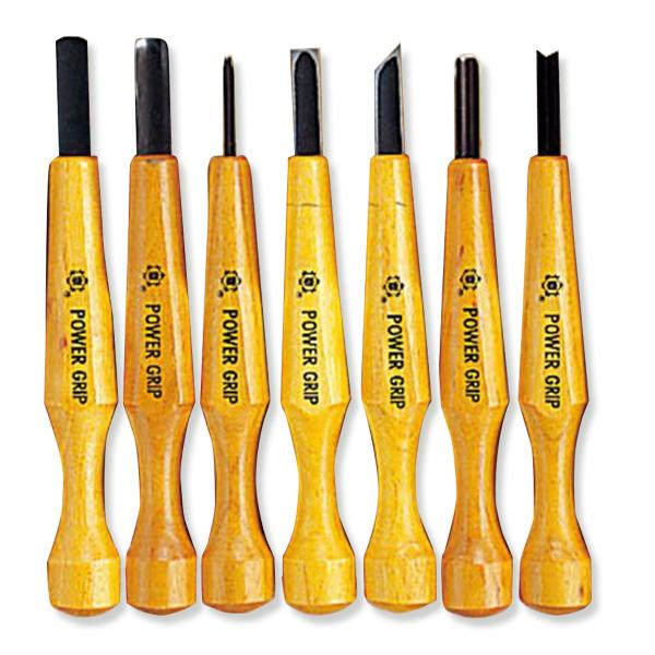 右手用平刀7.5mm、印刀7.5mm、三角刀4.5mm、丸刀3mm・6mm、浅丸9mm、鎌倉9mm従来のストレートタイプの柄と違った形状に改良し、グリップが握りやすく、滑りにくい彫刻刀です。刃先は安来鋼を使用し、切れ味の持続性が抜群です。