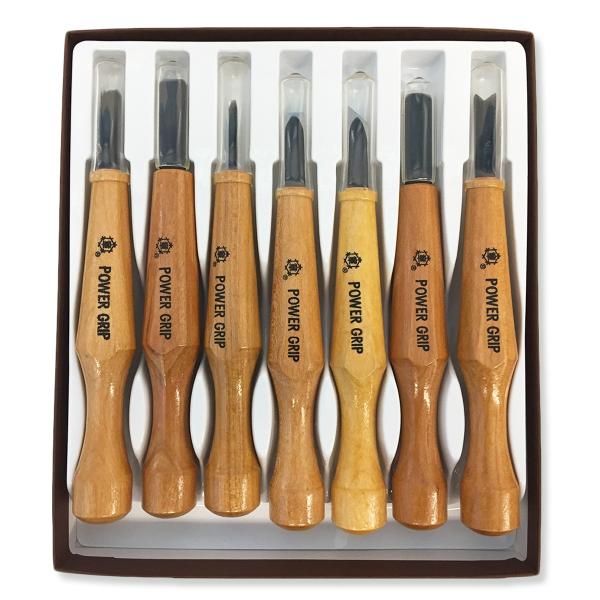 左手用7本組 紙ケース入り平刀(あいすき)7.5mm、印刀7.5mm、三角刀4.5mm、丸刀3mm・6mm、浅丸9mm、鎌倉9mm従来のストレートタイプの柄と違った形状に改良し、グリップが握りやすく、滑りにくい彫刻刀です。刃先は安来鋼を使用...