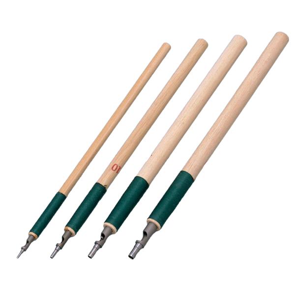 5号：直径1mm15号：直径3.2mm10号：直径2mm20号：直径4.2mm上記いずれも、全長：約180〜190mm刃：鋼製柄：木製握り部：糸巻き伝統的な錐彫紋様の「鮫」「行儀」「通し」「あられ」などの小紋柄を彫るための錐です。半円筒型の...