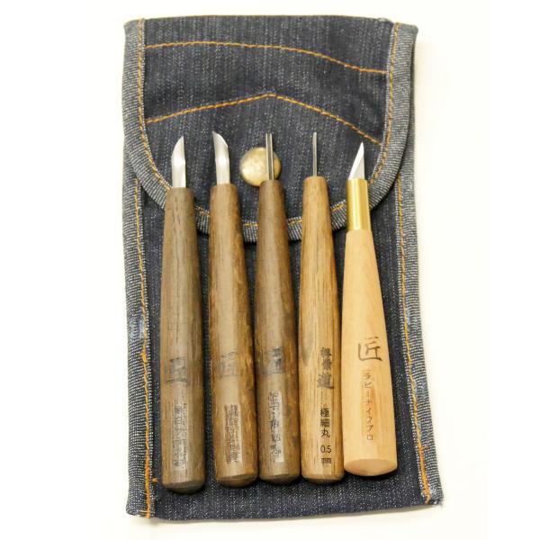 三角刀 1.5mm、極細丸 0.5mm、ラビーナイフプロ、余白サラエ右 4.5mm、余白サラエ左 4.5mmカッターでの消しゴムはんこづくりでは追及できない細かな表現ができる、消しゴムハンコのプロユース彫刻刀セットです。極細丸は柔らかで滑ら...