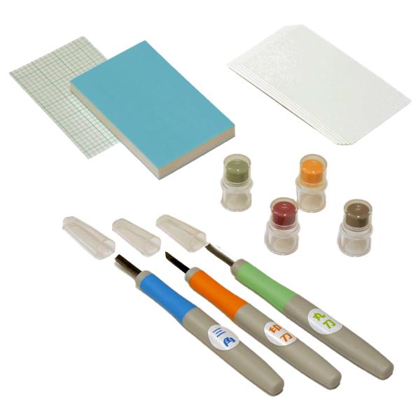 サイズ：90×55×10mmセット内容：ゴムハン彫刻刀3本組、ラビーゴムカード判×1枚、方眼トレーシングペーパー×1枚、試し押し用カード×5枚、バーサクラフトそらまめ4色セット(深緋・裏葉色・黄水仙・柴色)蔵書票は、本の見返し部分に貼り所蔵...