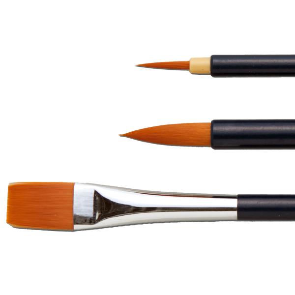 面相筆(小)、彩色筆(中)、平筆(4号)各1本材質：ナイロン毛、ABS軸面相筆：全長約198mm、穂丈約15mm、穂根元径約2.5mm、口金幅約4.5 軸幅径約6mm彩色筆：全長約200mm、穂丈約24mm、穂根元径約6.1mm、口金無、軸...