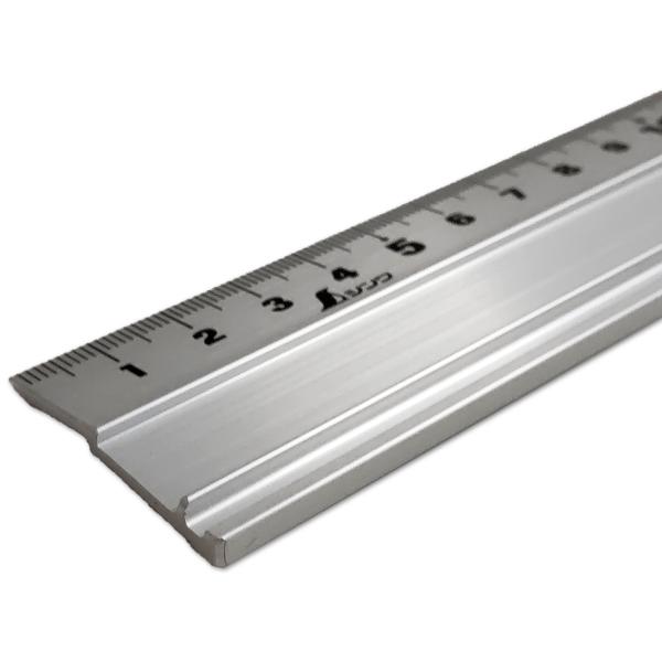 本体サイズ：610×35×5mm製品質量：102g長さの許容差：±0.28mm真直度：±0.6mm以内（真直度とは本体側面の反りのことです）材質 本体：アルミ包装形態：ビニールケース滑り止め無溝引き付特長大きく鮮明な目盛数字を採用しました。...