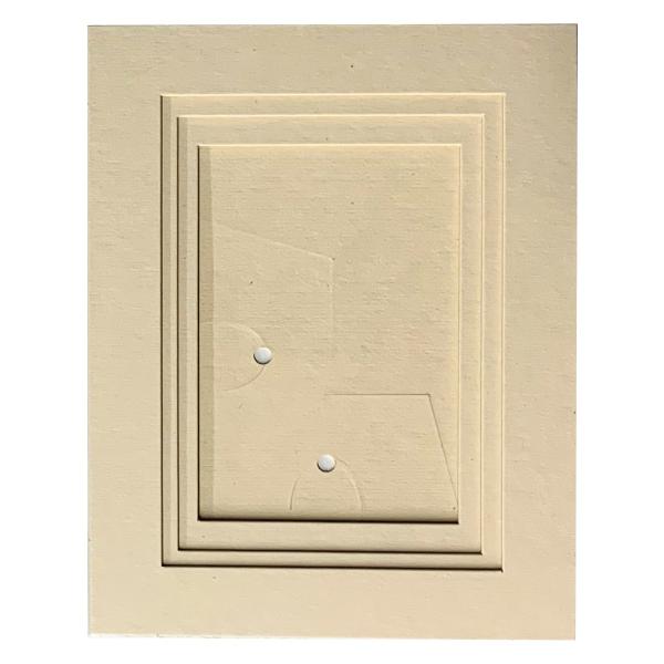 完成サイズ：190×150×7mm材質：牛乳パック100％再生紙製125×85mm、130×105mm、160×110mmの3サイズの写真が入るポケットのある、とても便利な写真立てです。縦、横のどちらにも使えるスタンドが裏面にあります。表面...