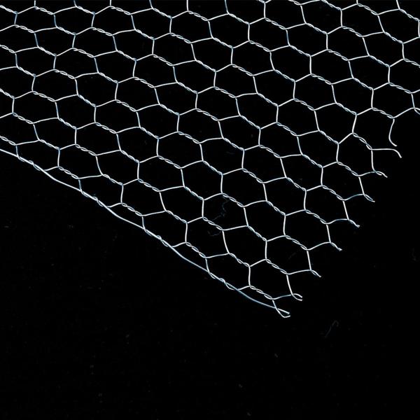 サイズ：900×900mm 針金太さ：約0.5mm材質：亜鉛メッキ製 目の大きさ：縦約1.5cm／横約1cm非常に軟らかい金網ですので、子供でも手で曲げたり、事務用はさみでも切ることができます。金網の立体作品にする以外に、テンペラ画やフレス...