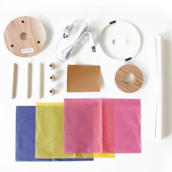 セット内容：上丸座1枚、丸型直径120mm1枚、脚用棒材3本、脚用球3個、ナイトライトセット(8W)1式、ケーブルクランプセット丸皿ビス付1式、棒材3本、和紙1式、線材直径1.2mm×3m2本、サンドペーパー、説明書付和紙と針金でつくるラン...