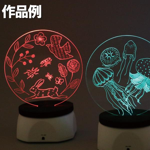 集光スクラッチ板：直径100mm×厚さ2mm1枚ベース：直径70mm×厚み7mm1枚別売りのデコデコLED(056675)の上に乗せて、灯りを楽しめるキットです。ニードルで削った部分に光が反射し、彫った線が浮き出して見えます。糸鋸で切り抜く...