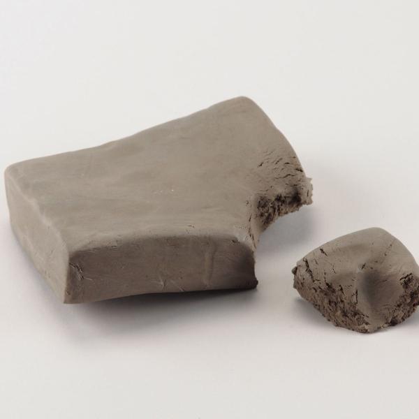 産地：岐阜県多治見青木節、黒木節、蛙目 3種類を混ぜ合わせている粘り気が控えめで硬いことが特徴 ちぎって押し付けるような用途に使用美術大学などで使用されている本格的で専門的な彫塑粘土教材用彫塑粘土を元に、実物大の人体など専門的な塑像などにも...