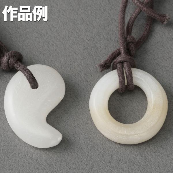 セット内容：白滑石(30×30×8mm)穴あけ加工済、サンドペーパー#60・#400 各1枚、耐水ペーパー#1000 1枚、ロー引きひも約90cm1本、作り方説明書付小さいサイズなので、約30〜45分で完成します。柔らかい滑石ですので作業も...