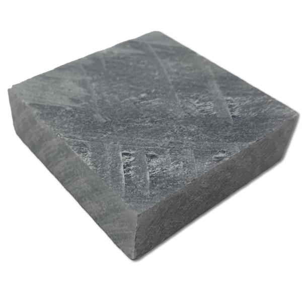 サイズ：70×70×20mm重量：約275g黒滑石も雲南石もてんこく印材や勾玉に使用されている高麗石と同等な硬さの柔らかな石で彫刻刀や釘などで彫れます。角を削って丸型や楕円型など好みのペーパーウエイトが作れます。