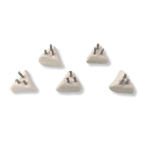 最高使用温度：1,230℃ 最大長辺の長さ：15mm作品を乗せて焼成する時に、釉薬が流れて作品が棚板に付着するのを防止する焼成台です。軽くて小さな茶碗などの高台を乗せます。