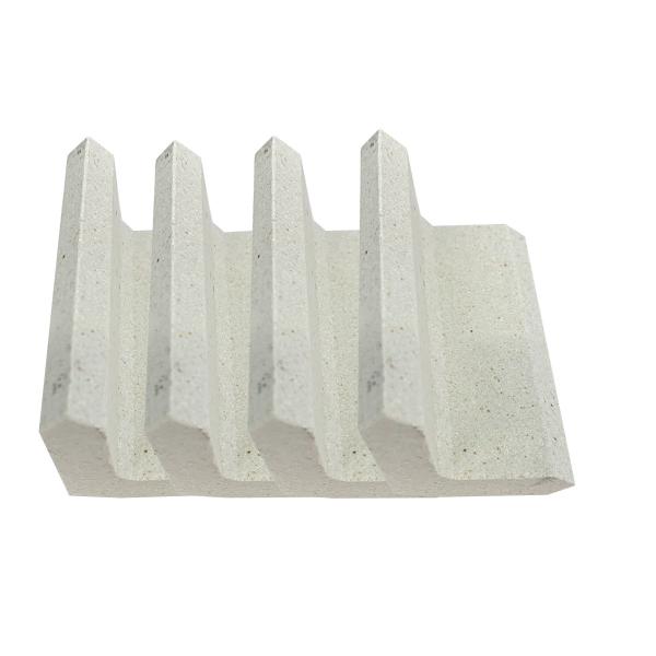 入数：4個高さ：6cm窯詰めで、作品を載せる棚板の支柱として使用します。※材質上、角に欠けがある場合がございます。※高さを出す道具ですので、使用に支障はございません。予めご了承ください。