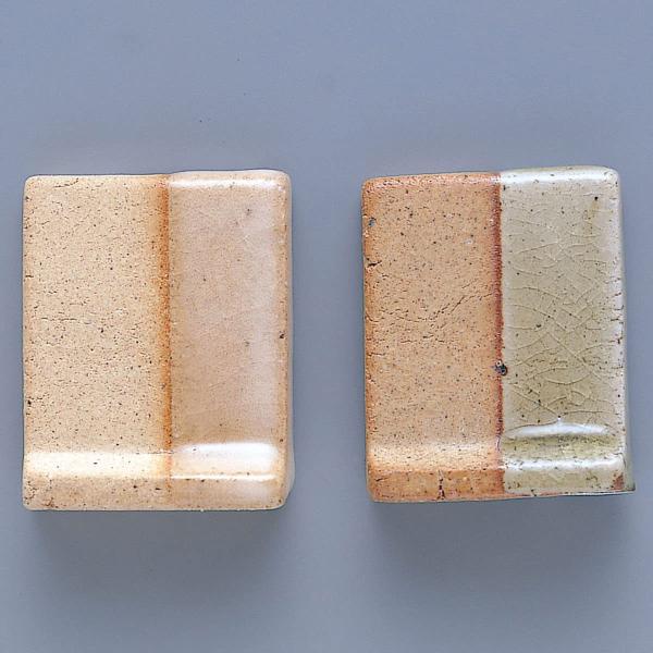 手びねりで作りやすいように調整した粘土で、小品から大きな作品まで成形しやすくなっています。粒土はやや荒目の感じで、削り味もよく出ます。初心者にも扱いやすく、学校や陶芸教室での使用に最適の粘土です。写真左：OF1,230℃＋APg3号木灰写真...