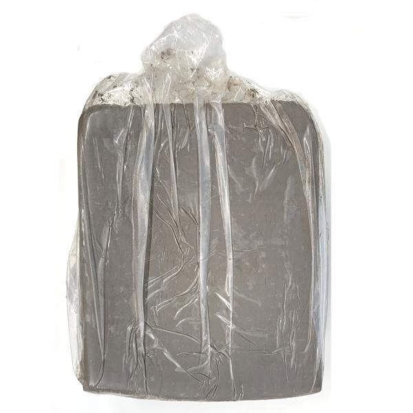 成形しやすく乾燥時にきれません。楽焼などの急熱急冷に耐えるように原料を精選して練ったやや荒目の粘土です。水簸をしていません。焼き上がりは白色です。初心者の多い学校生徒向。写真：焼成見本(左：素焼き、右：OF1,250℃)