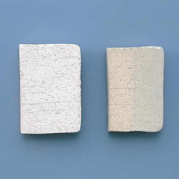 成形しやすく乾燥時にきれません。楽焼などの急熱急冷に耐えるように原料を精選して練ったやや荒目の粘土です。水簸をしていません。焼き上がりは白色です。初心者の多い学校生徒向。写真：焼成見本(左：素焼き、右：OF1,250℃)