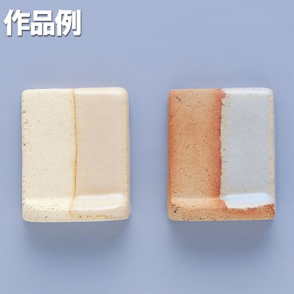 白土ながら、少量の鉄分を含んでいるので、酸化焼成すると淡い黄味を帯び、還元では焔色がでやすいのが特徴で、1,250℃焼成後は、吸水率0％とよく焼きしまる土です。小物、大物両用で、腰のある土です。写真：左：OF1,230℃＋APg3号木灰、右...