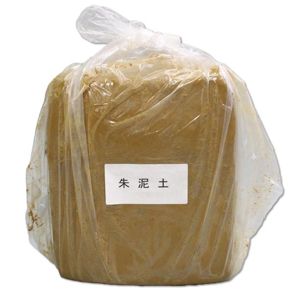 最もきめ細かい赤土です。酸化で鮮やかな赤、還元で赤黒になります。焼成は1,200〜1,250℃。写真：左：素焼き、右：OF1,250℃