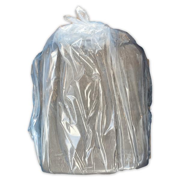 鉄分が少なく、水簸した木目の細かい粘土です。楽焼から本焼まで使用できますが、陶肌は絵付をするのに適しているので本焼(1,250℃)に向いた焼き上がりの白い陶土です。写真：焼成見本(左：素焼き、右：OF1,250℃)