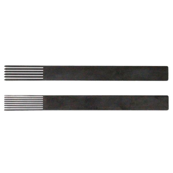 サイズ：(8本刃)幅19×長さ210×厚さ1mm(6本刃)幅19×長さ210×厚さ1mm材質：黒鋼製木櫛と同じように、すじ模様をつけたり、土と土との接着をよくするために接着面を荒らすのに用います。