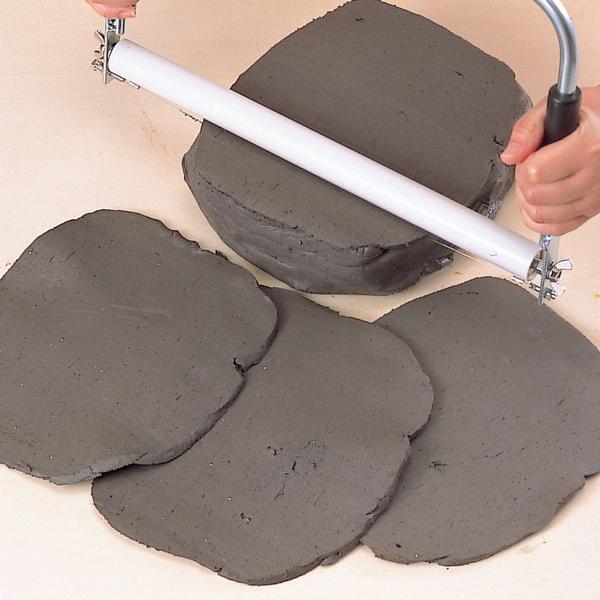 サイズ：幅410×高さ190mm質量：450gフレーム：スチール製ローラー：プラスチック製 ワイヤー：長さ395mm スチール製 3本撚り線切れる幅：330mm 切れる厚さ：3〜10mmねじの調節でローラーを上下させ、粘土を3〜10mmの好...