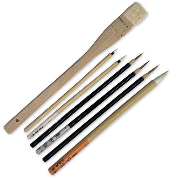 彩色1本、面相3本、白哇2本、平刷毛1本毛の質：刷毛(24mm) 羊毛 彩色(大) 馬毛、鹿毛 面相(大・中・小) いたち毛 白哇(中・小) 猫毛軸の材質：刷毛(24mm) 木製(米桧材) それ以外竹製写真：上から、平刷毛、白哇2種、面相3...