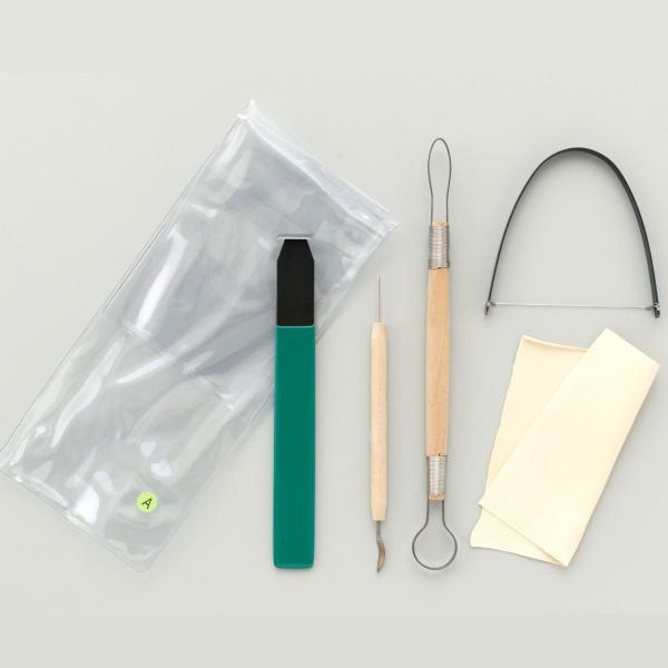 入組品：スチール製弓なめし皮(30×100mm)平線かきべらg14細かんな(線描きべら)g3成形用かんなg9陶芸をこれから始める初心者のための個人持ち用セットです。ひもづくりなど、手びねりの成形に最低限必要な道具を揃えています。