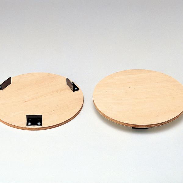 サイズ：直径360mm入数：1枚材質：シナ合板12mm厚合板製 固定具付電動ろくろのターンテーブルに固定して作品をその上で製作します。作品に触れずに作品の移動・保管ができます。置くだけで固定できるシンプルで使いやすい亀板です。