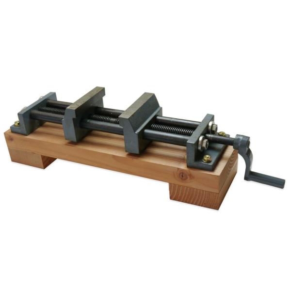 サイズ：全長640(ハンドル含む)×奥行150×高さ190ｍｍ口幅：125mm最大深さ：40mm開き幅：最小0mm〜最大300mm総重量：15kg木台サイズ：540×150×高さ90mm万力自体が木台に固定されているため、机などに取り付ける...