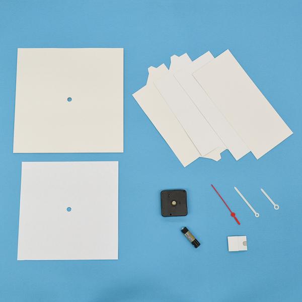 完成サイズ：縦240mm×横240mm×奥行20mm(時計機械含と約33mm)セット内容：制作用白ケント紙(200×200mm)1枚、型抜き済み外枠用白厚紙/縦・横 各2枚、裏板厚紙(240×240mm)1枚、時計部品(ステップ式)1個、テ...