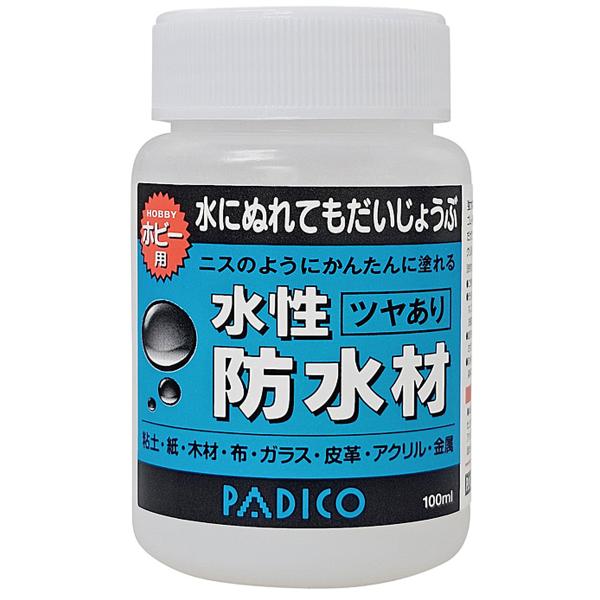ボトルサイズ：直径51×H83mm容量：100ml成分：アクリル樹脂、水色：透明光沢防水ニス。作品の表面に塗るだけで、強力な防水効果を発揮する特殊樹脂の水性防水塗料です。無臭・無害で接着性・弾性の特性をもち、粘土や木、紙など幅広くご使用いた...