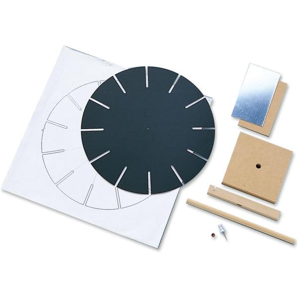 約100年前にJ=プラトーによって発明されたアニメーションの元祖ともいうべきフェナキストスコープ。原理を学びながら制作キットでつくってみよう。あると便利なトレーシングペーパーとカーボン紙もセットにしました。セット内容◆フェナキストスコープ ...