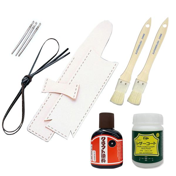 染色後、かがり縫いで制作しましょう。【セット内容】◆クラフト社 革キット ペンホルダー 4204 未完成品完成サイズ：150×40mmかがり穴のあいている革キット。スタンピング・カービング・染色などが自由にできます。◆クラフト社 クラフトレ...