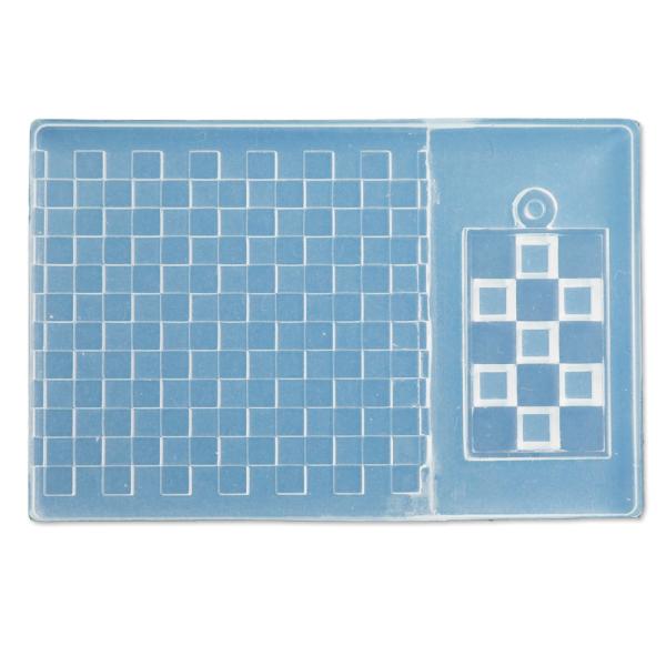 素材：ソフトシリコーンゴムサイズ：約47×71mm 厚み約7mm型取りができる素材：銀粘土・純銀粘土・UV樹脂など緻密な模様が魅力的な和柄が作れる透明型のシリコンモールドです。リング、ペンダント、そして自由に模様を転写できるフリーエリアが魅...