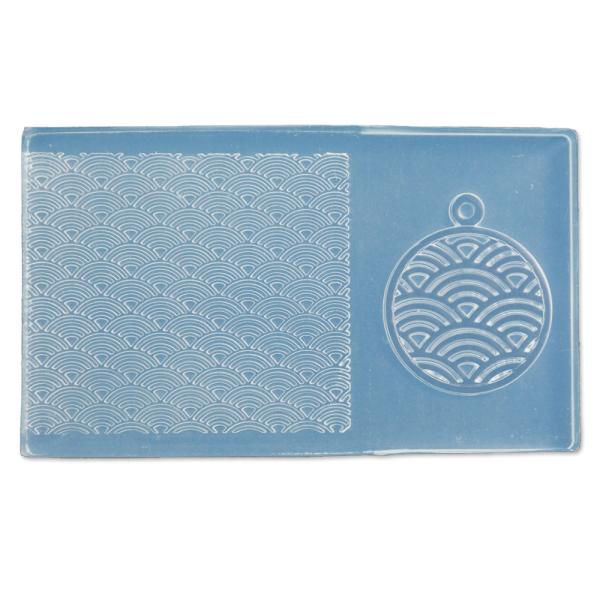 素材：ソフトシリコーンゴムサイズ：約47×78mm 厚み約7mm型取りができる素材：銀粘土・純銀粘土・UV樹脂など緻密な模様が魅力的な和柄が作れる透明型のシリコンモールドです。リング、ペンダント、そして自由に模様を転写できるフリーエリアが魅...