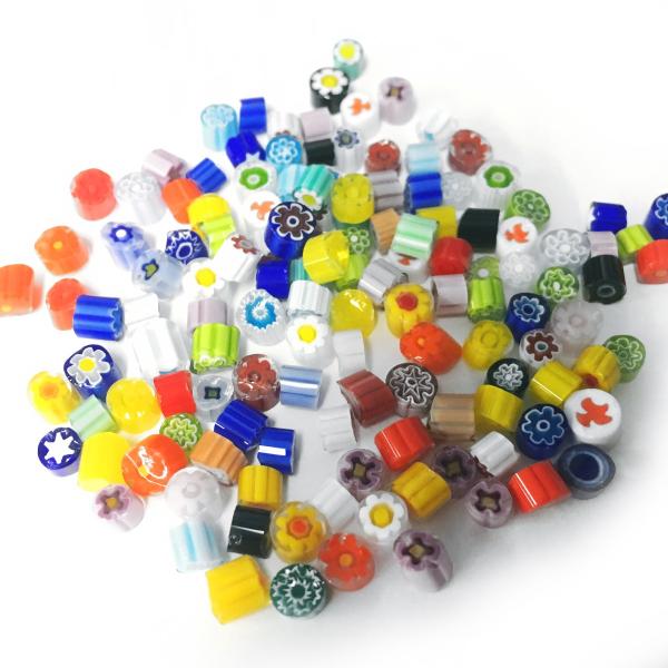 透明 中粒(直径約4〜6mm)容量：15g 袋入りミルフィオリは、伝統あるベネチアンガラスの一つで、「千の花」という意味です。あたかも小さな花を封じ込んだかのような模様の金太郎飴状のガラス棒を短く切ったものです。小粒はアクセサリーなど小物を...