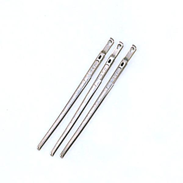 サイズ：3mm内容量：3本2mm巾〜3mm巾向けかがり針は使用するレースに合わせた巾を選びます。使用方法レースの先端を斜めにカットし、ねじ込んでセットします。針を広げてレースを爪で挟み込み、木槌で軽くたたいてセットする。接着剤を付けるとしっ...