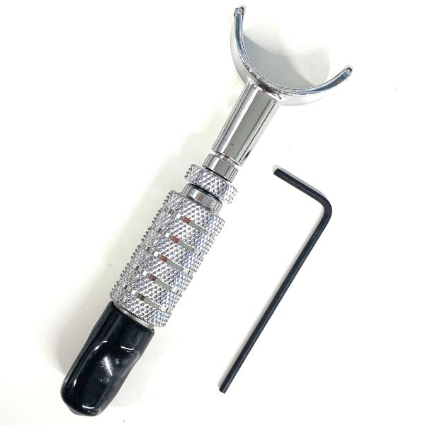 上部に回転するヨークを持つカービング専用のカッターです。アウトラインやデコレーションカットに使用します。手のサイズに合わせてサイズ調整が可能です。クラフト社製スーベルカッター替え刃の全てに対応しています。U字形の指かけに人差し指をのせ、親指...