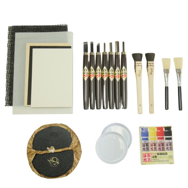 パンをはじめとした食べ物モチーフの木版画「彦坂木版工房」と道刃物がコラボレーション。彦坂木版工房完全監修によるきめ細かいテキストと道刃物工業の頼れる道具類のセットが誕生しました。モチーフはあんぱん！シンプルながらも奥が深い題材です。これを機...