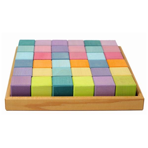 サイズ：高さ5×幅26.5×26.5cm重さ：1800gキューブ：36個入素材・材質：無垢材+合板(リンデン)ドイツ製FSC認証グリムスらしい色鮮やかな木製玩具です。枠にパステルカラーの36個のビルディングブロックが入っています。子供たちが...