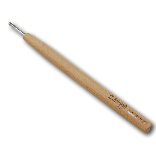 刃先：ハイス鋼鋼付柄：サクラ柄の長さ：180mm刃先キャップ付きハイスなのでプロも納得の切味。刃物鋼より3倍長持ちします。柄はサクラを使用し硬くて使い込むと手になじみます。彫刻刀の基本形の一つ、丸刀。駒透(コマスキ)刀ということも。先端のR...