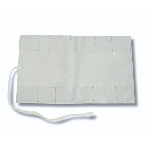 サイズ：280×460ｍｍ　材質：牛裏革　収納：20本牛皮製のスタンダードな彫刻刀、のみのケースです。彫刻刀が増えてきたら最初に手にしたいケースです。厚手の革で丈夫ですが、硬質キャップと併用するとさらに長持ちします。