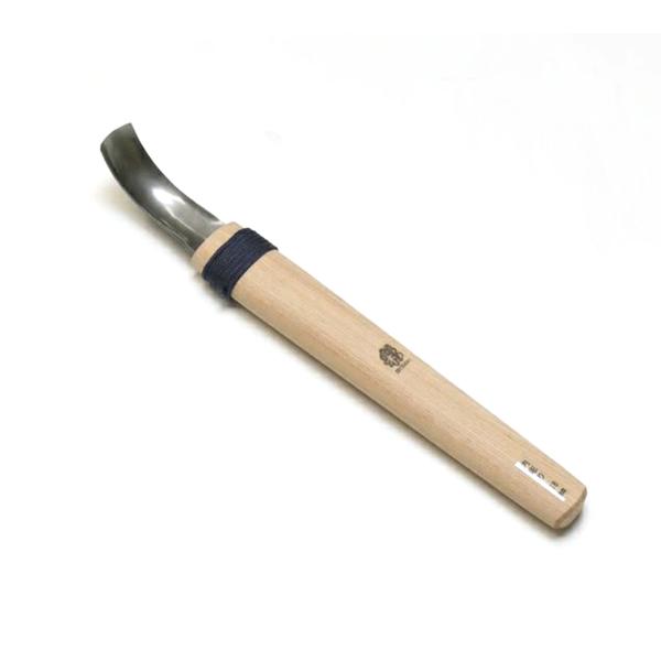 先出寸法：約60mm刃先　鋼：ハイス鋼　柄　材質：サクラ柄　長さ：180mm深めの丸で首長の刃先に大胆な曲げを施した刀。木彫皿の内側を彫るのに便利です。お皿などの内ぐりにも。